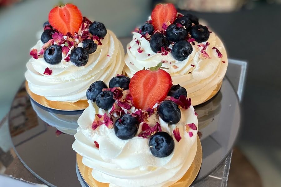 Rodzaje bezy — jakie są? Poznaj tajemnice idealnego deseru